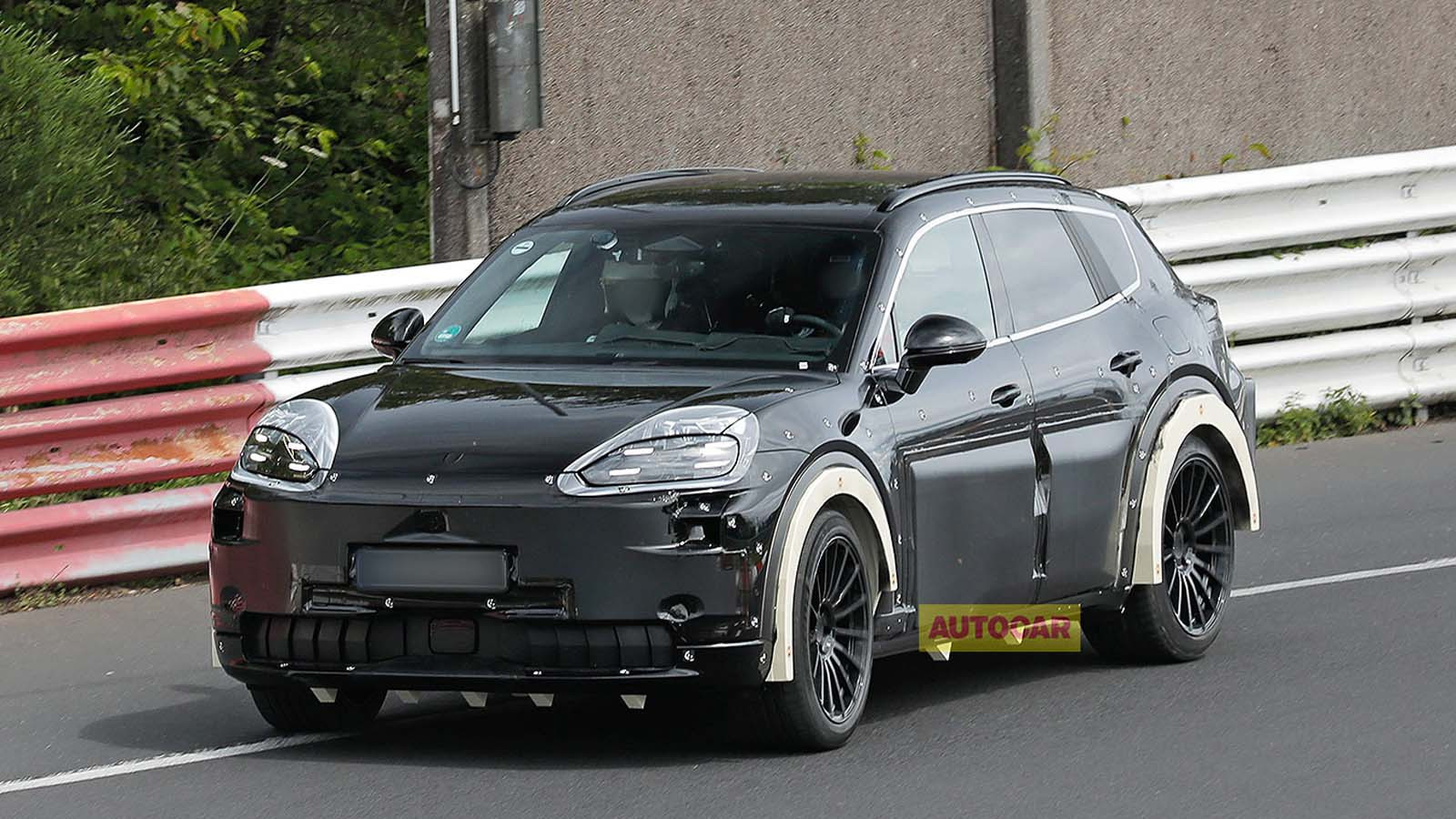 La nouvelle Porsche Cayenne électrique testée au Nürburgring | Move ...