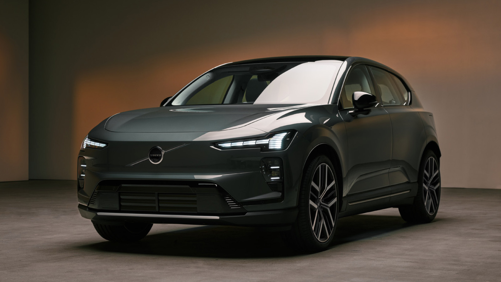 Volvo reveals ‘game-changing’ EX60 with 502-mile range | Move Electric